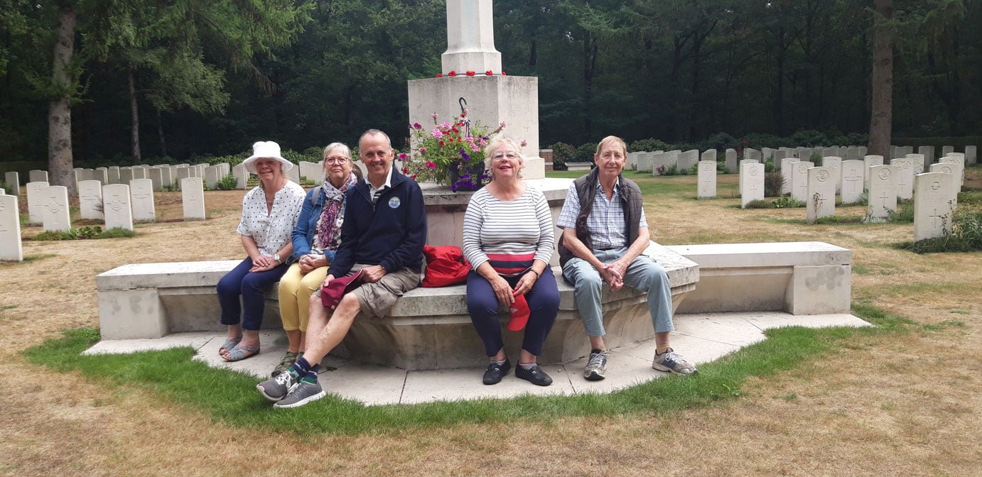 Cousin Flight Lieutenant Jimmy Edwards visits despatchers - Overloon ...
